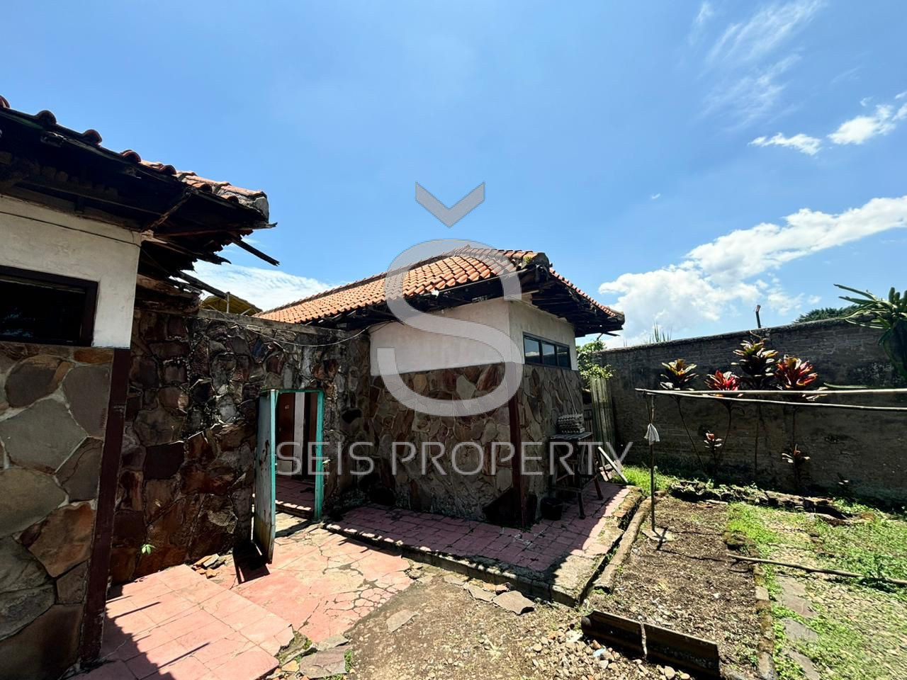 DIJUAL RUMAH DENGAN TANAH YANG LUAS DI BAROS CIMAHI – seisproperty.id